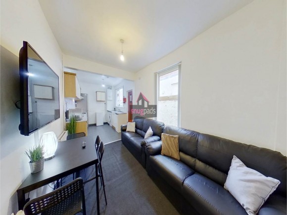 6 Bed - Langworthy Road, Salford, - Pads for Students